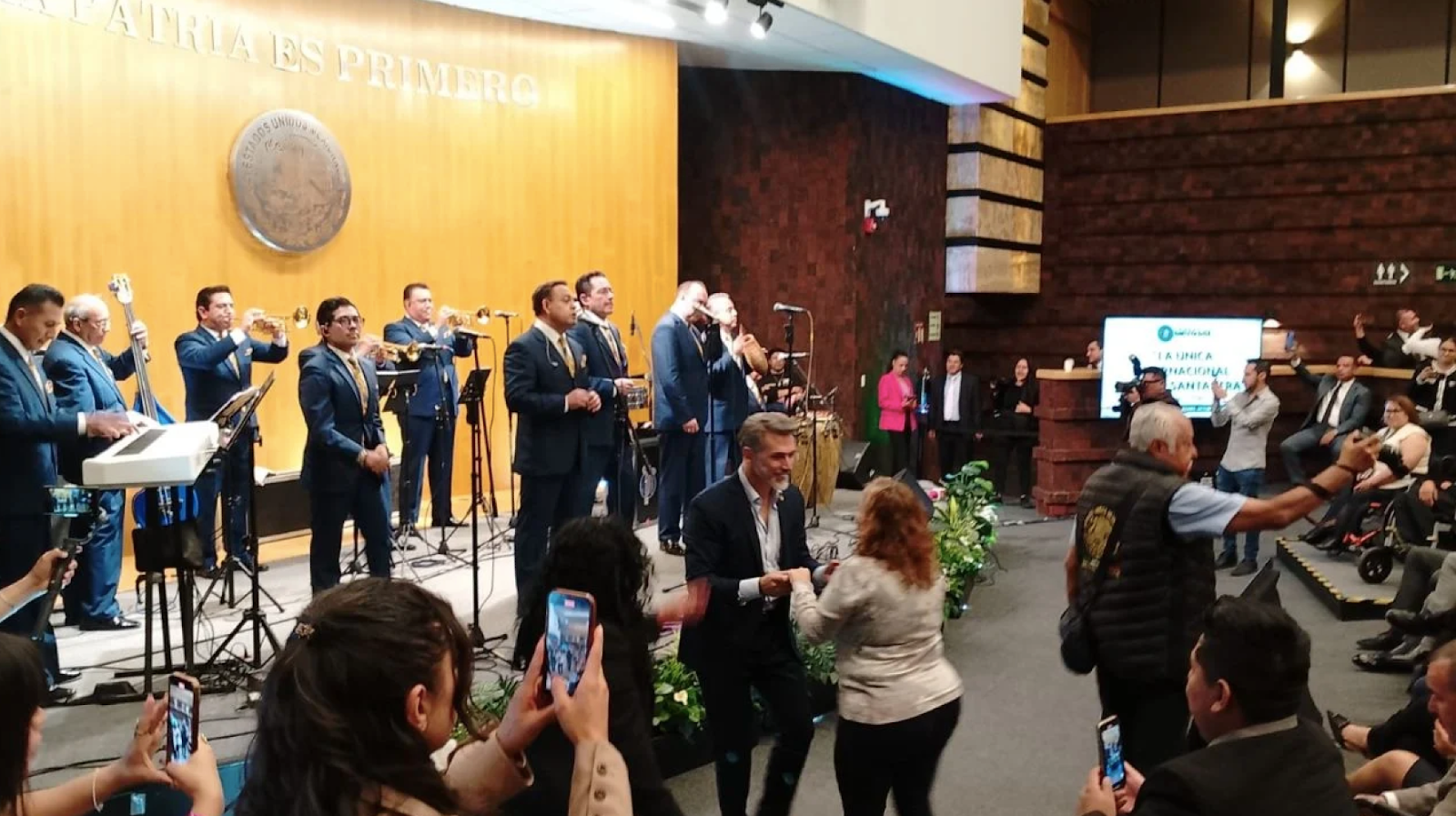 ¡Se armó el bailongo! La Cámara de Diputados se puso a bailar con la Sonora Santanera en el ...